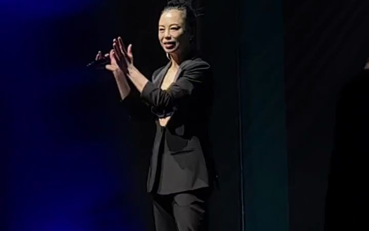 【乐评】#黄绮珊让粉丝接唱离不开你 #现场版live