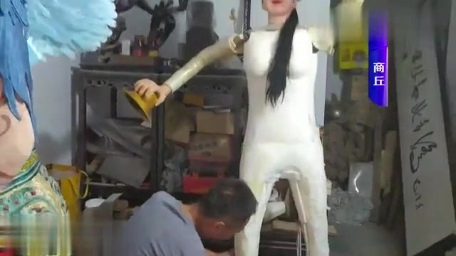 木匠大爷与时俱进,发明遥控电动木雕大受欢迎