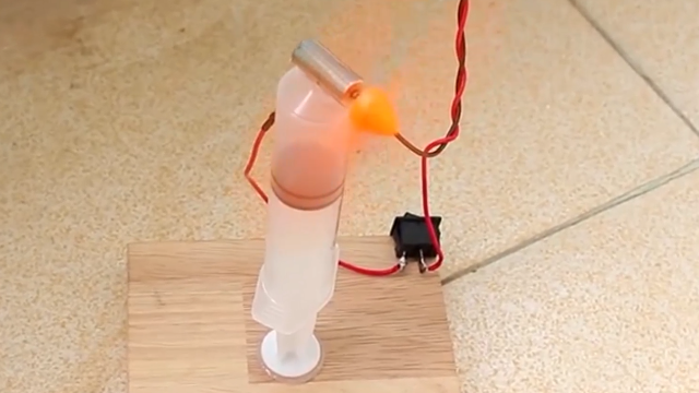 小伙利用注射器自制电风扇,启动后发现不简单,网友:有才