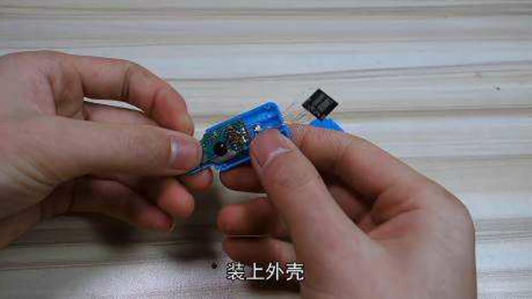 从手机主板上拆下硬盘,飞线到读卡器上,制作U盘