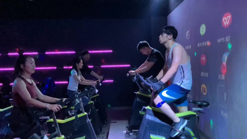 #动感单车 最近会员都喜欢跟我学跳有氧操ߌ�单车不香么