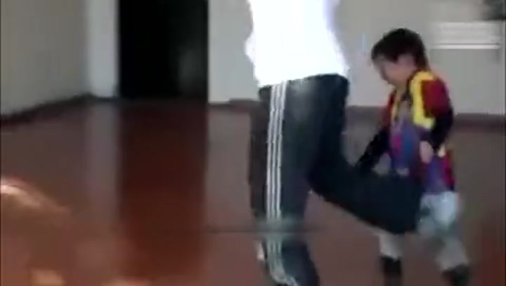 莫慌!梅西在家憋着也难受:泳池顶球+跟狗踢球 带着儿子去跑步