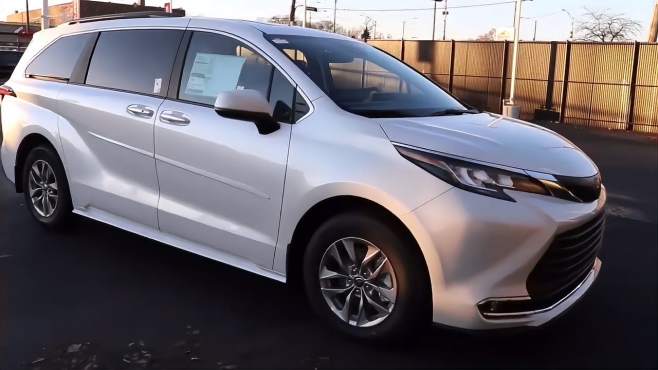 丰田全新商务车,2022款丰田塞纳2.5混动,颜值高空间大适合家用