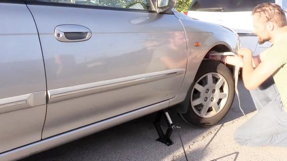 电瓶没电汽车不能启动咋办?老外用一根绳子就能轻松启动!