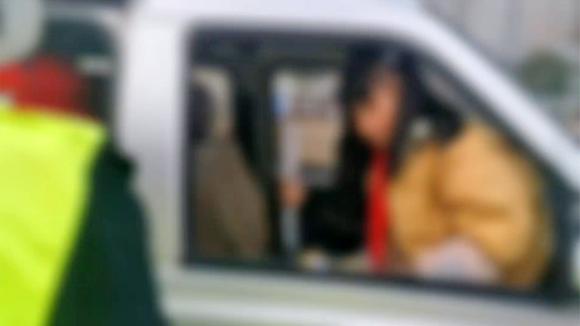 广水一面包车里连司机挤了15名人,满满一车学生险酿祸
