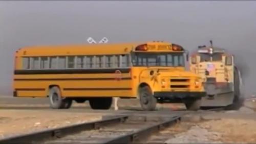 为了验证美式校车的安全性,直接开来火车来做这次的碰撞试验