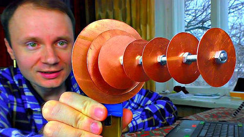 老外自制信号接收器,简单的几个铜片,能连上10公里外的WiFi