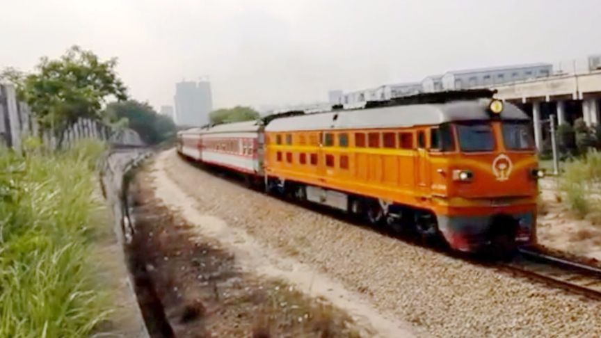 宝刀不老的东风橘子机车 牵引K9084次列车由深圳西开往邵阳