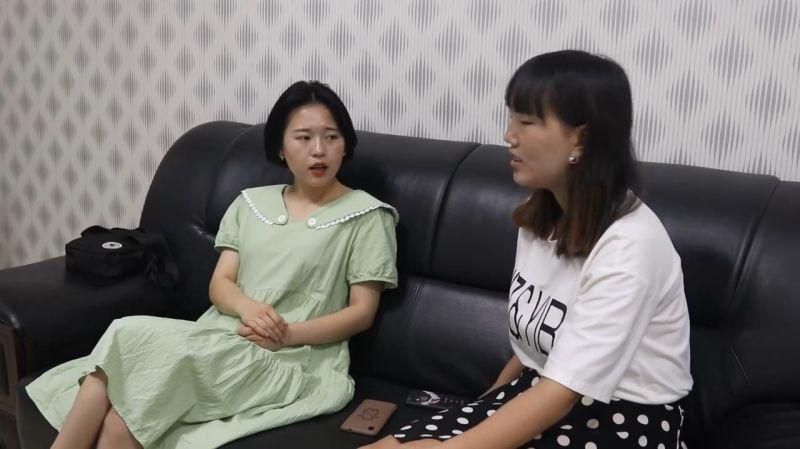 丈夫退伍后,儿媳天天洗床单,婆婆起疑躲床底,发现两人秘密