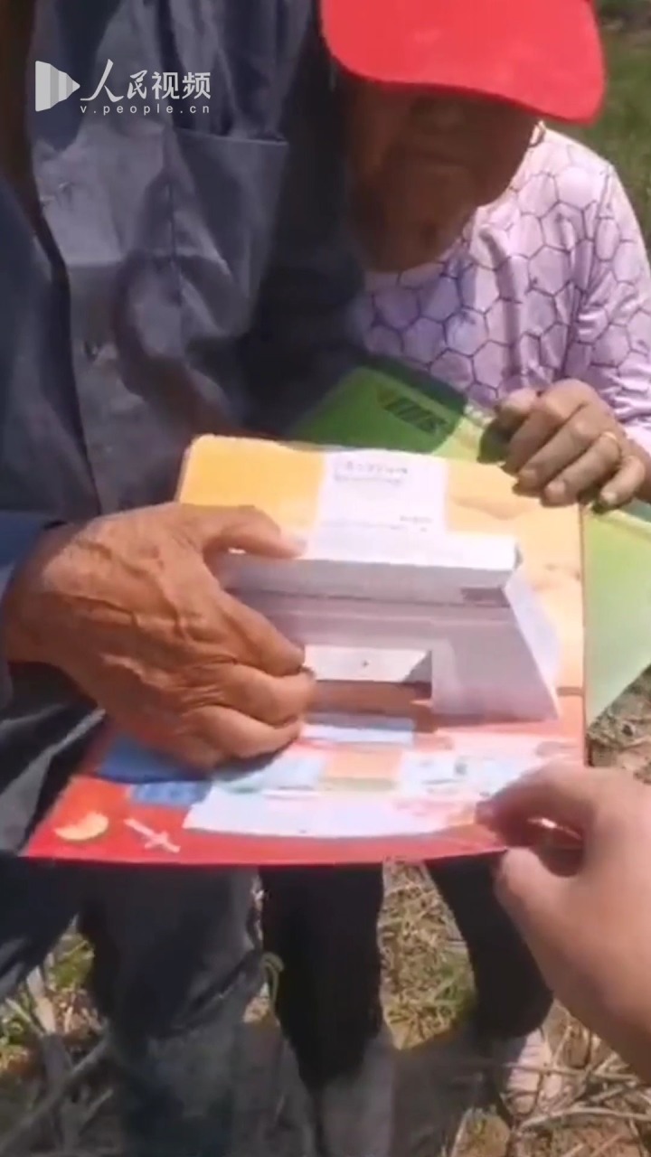 男孩收到国防科大研究生录取通知书 第一时间让爷爷奶奶亲自拆开