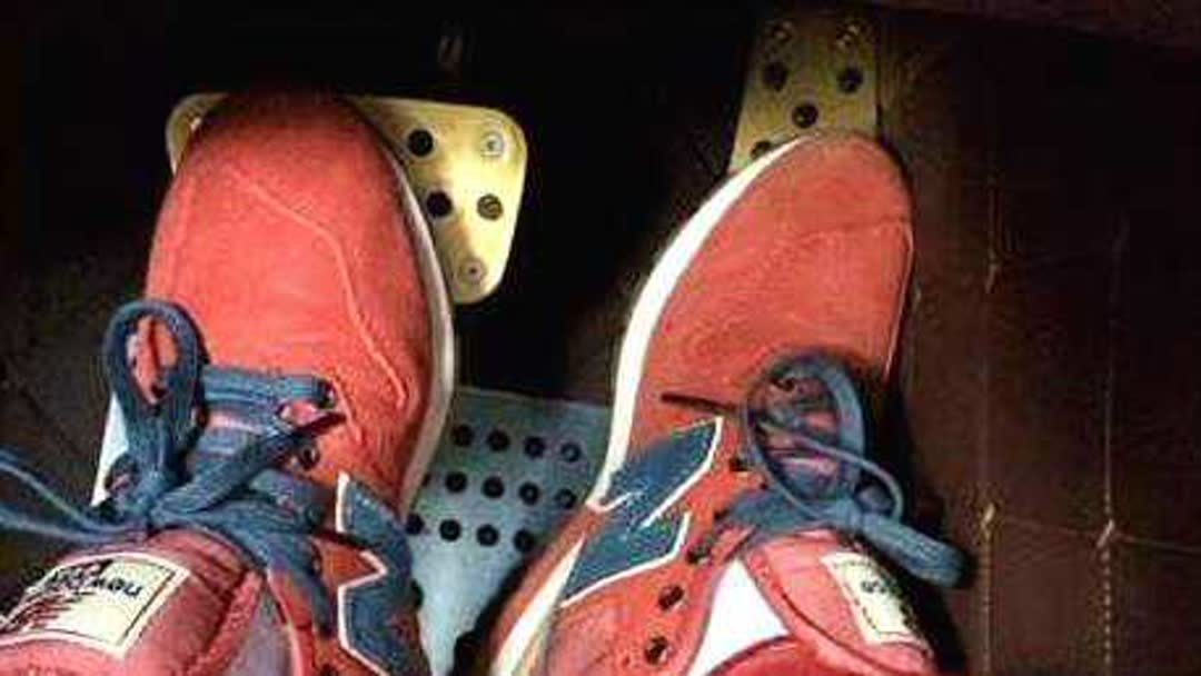 开自动挡的车,能用左脚踩刹车吗?新手注意别怪老司机没提醒你