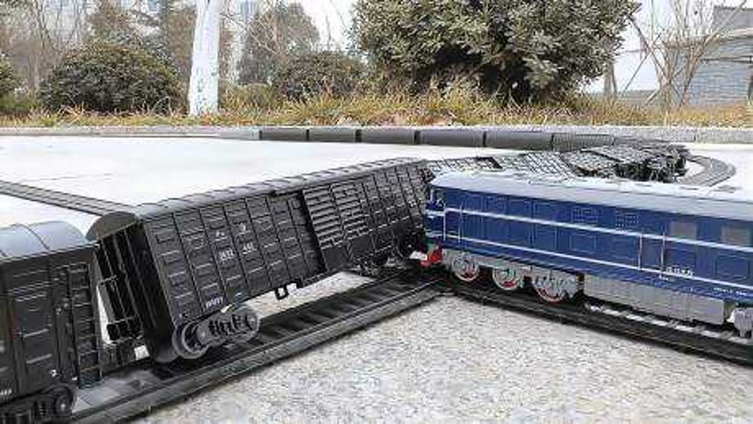 火车玩具模型视频:铺设小弧度转弯轨道,线路通行计划不当需改进