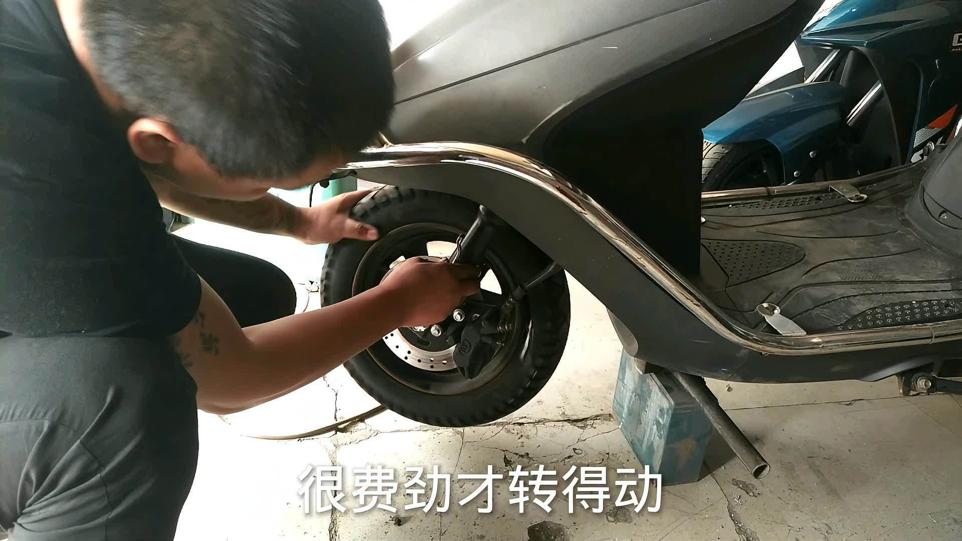 电动车突然续航里程短了,其实电瓶没坏,一把扳手就能解决