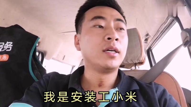 安装小哥为安装电动衣架设计制作加长吊杆,分析讲解测试过程