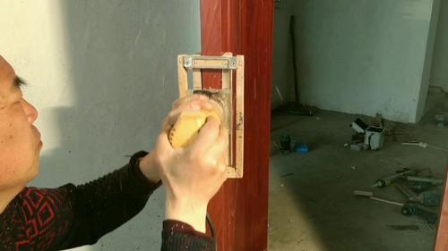 一般锁具的安装方法实拍·,用辅助工具和修边机开槽准确省力