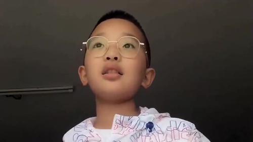小男孩模仿自己的老师,不得不说这模仿能力真是强大