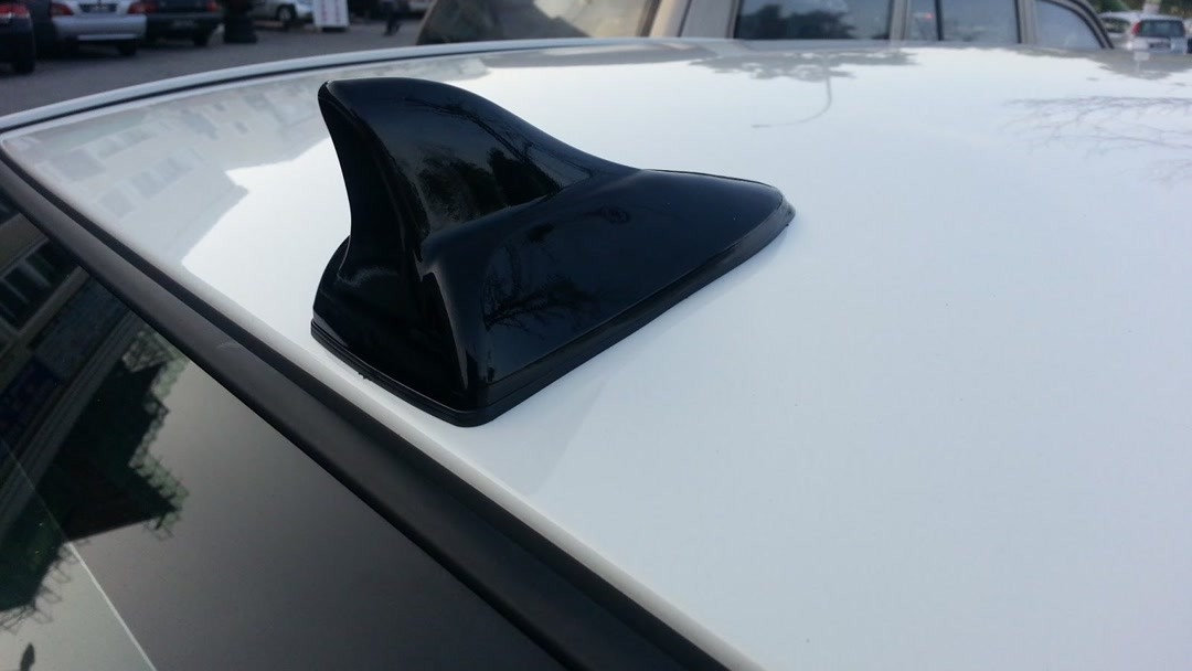 汽车顶上的“鲨鱼鳍”居然有这么大作用!之前真是小瞧它了