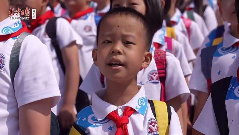 ...群歌声嘹亮的“小红军”,300余名小学生同上独特“六一”社会实践课