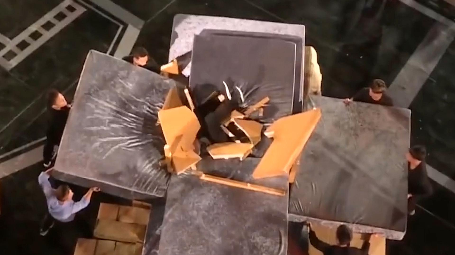 武打演员从9米高空摔下,当场看哭洪金宝、吴京,网友:心疼他们