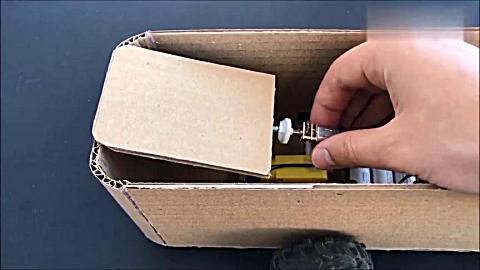 用纸板制作RC仿真模型公共汽车玩具,外国人可真会玩