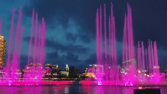 大型音乐喷泉现场,随着节奏舞动,场面甚是壮观