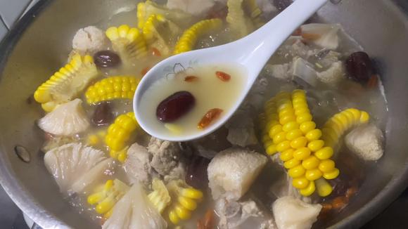 猴头菇加排骨一起炖,养胃助消化,汤味鲜美又营养