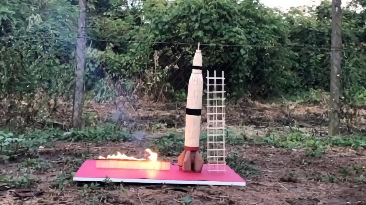 用火柴做成一个火箭模型,点燃看看这"火气"能冲天吗?