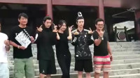 抓到两个幼稚鬼,肖战和王一博拍完照就开始互打,这个小掌拍的有点响啊