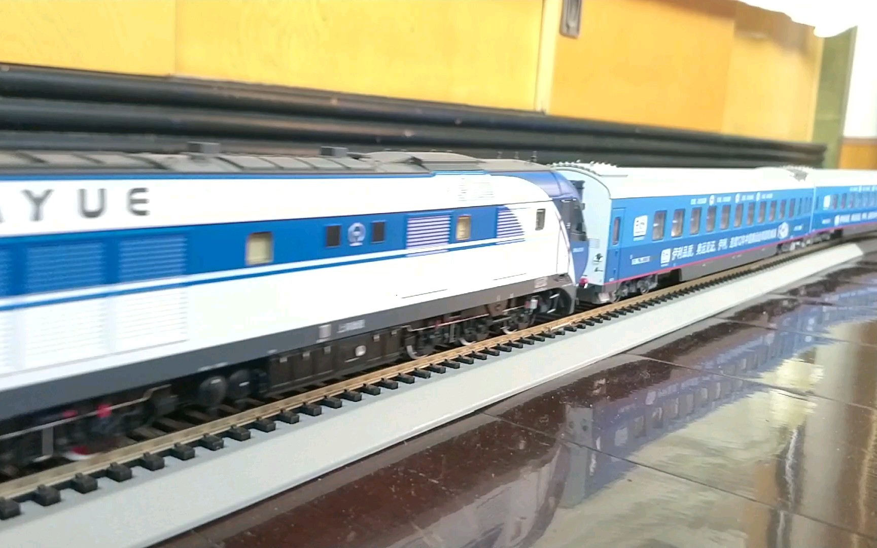 【铁路模型】 伊利彩绘大列 红星出品上局徐段DF11G-0151/2牵引集通...