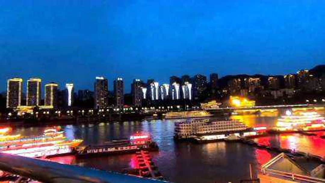 今年第一次走出湖北,抵达重庆朝天门,遗憾的是只能坐动车