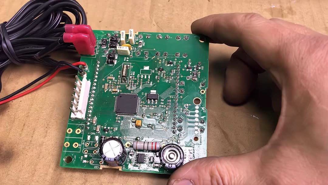 维修:很多故障没法修复,好多主板芯片都有程序,没有程序修不了