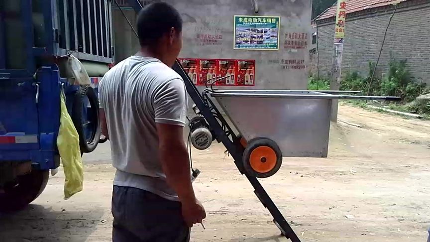 高手在民间,农民自制收小麦神器——自动翻斗车,可自动上升卸货,省力...