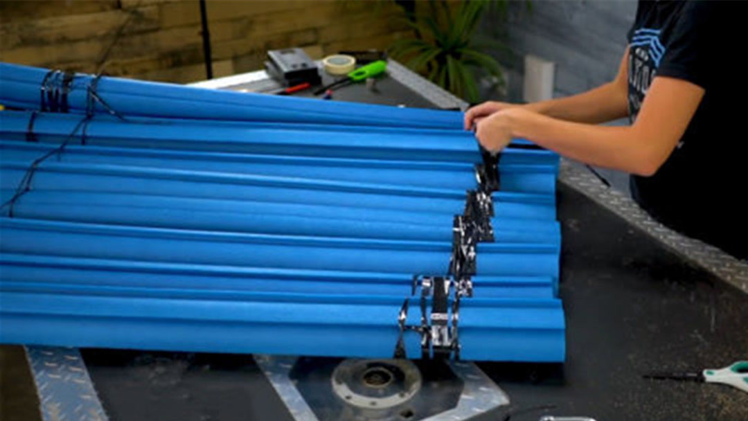 用磁带制作的绳子有多结实?老外用它捆绑海绵,做成筏子没散架!