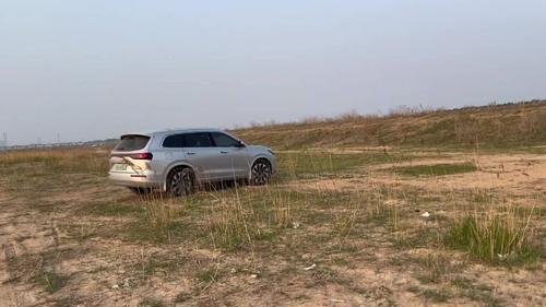 谁说问界m7底盘低了,这不是轻度越野也没问题吗m7