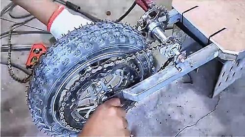 乡村小伙自制折叠式电动滑板车,看完我服了,果然是高手在民间啊