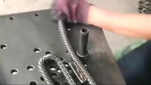 河北石家庄包工头:工人自己发明的钢管折弯神器,杠杆原理运用的恰到...