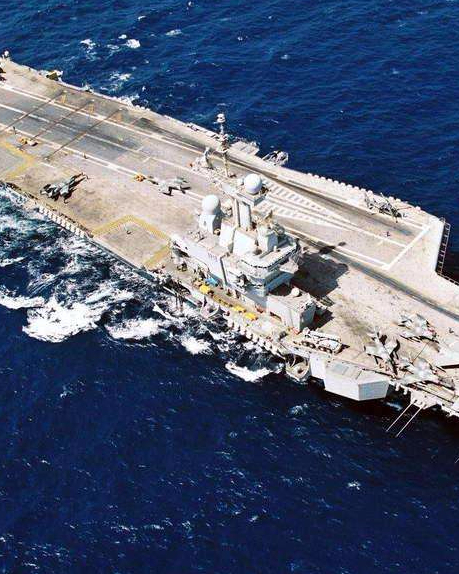 法国某汽车厂商,动用军队航母、潜艇、战机拍摄广告宣传片!