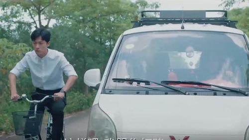 法医秦明:秦明自讨苦吃,有车不坐骑自行车,累的气喘吁吁