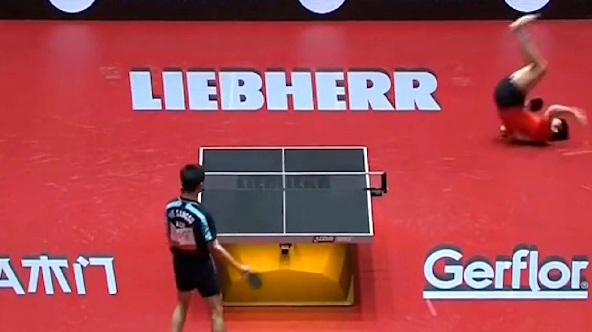 乒乓球:比赛中张继科做了什么,让樊振东暴摔在地,看着都疼!