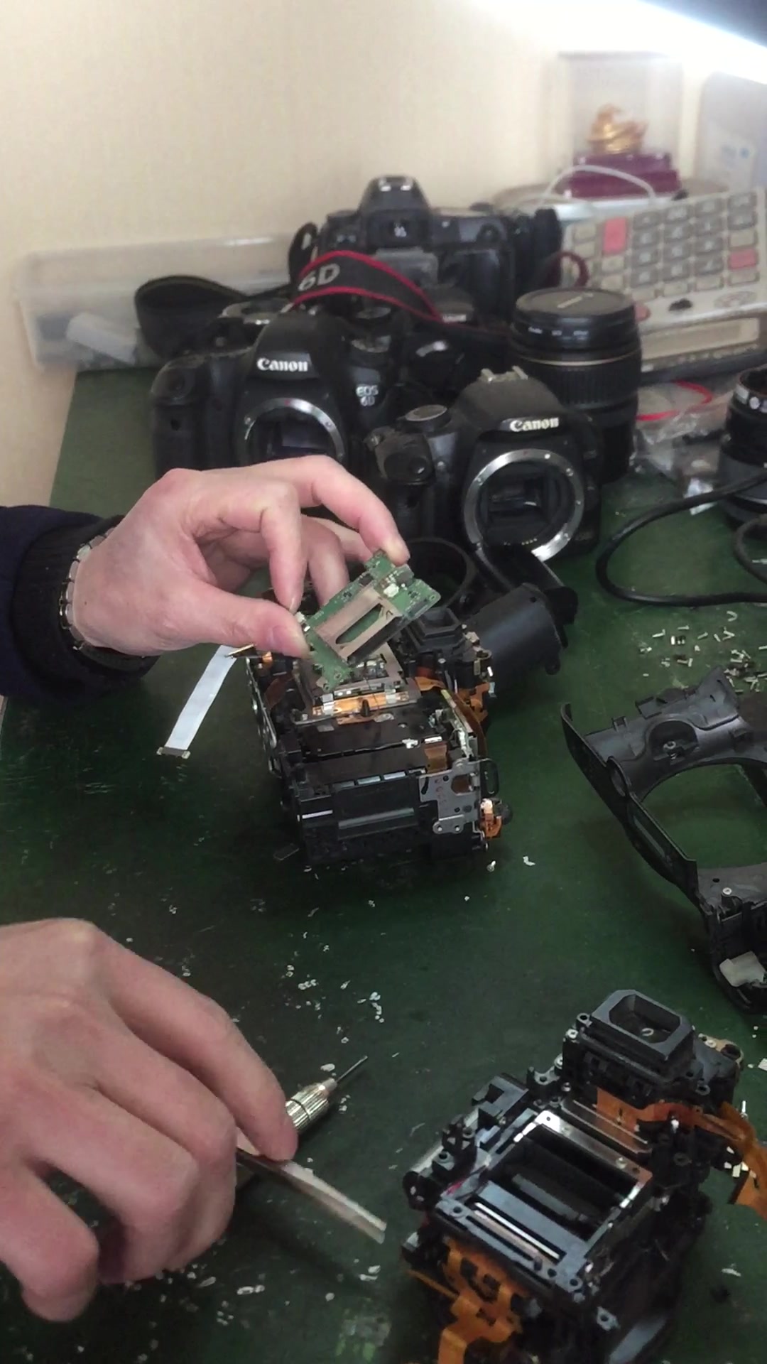 佳能60D不读卡 卡槽修复中
