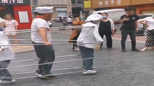 实体店老板真是奇才,想出这样的方法吸引顾客!