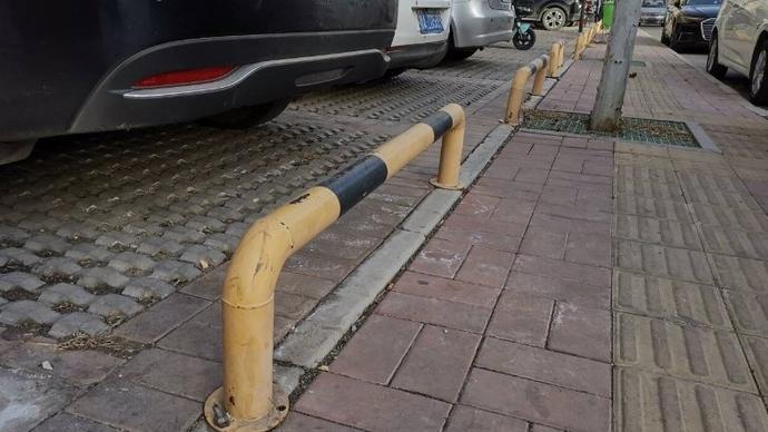 果然视频丨济南一女子疑被停车位U形挡车器绊倒,门牙被磕断