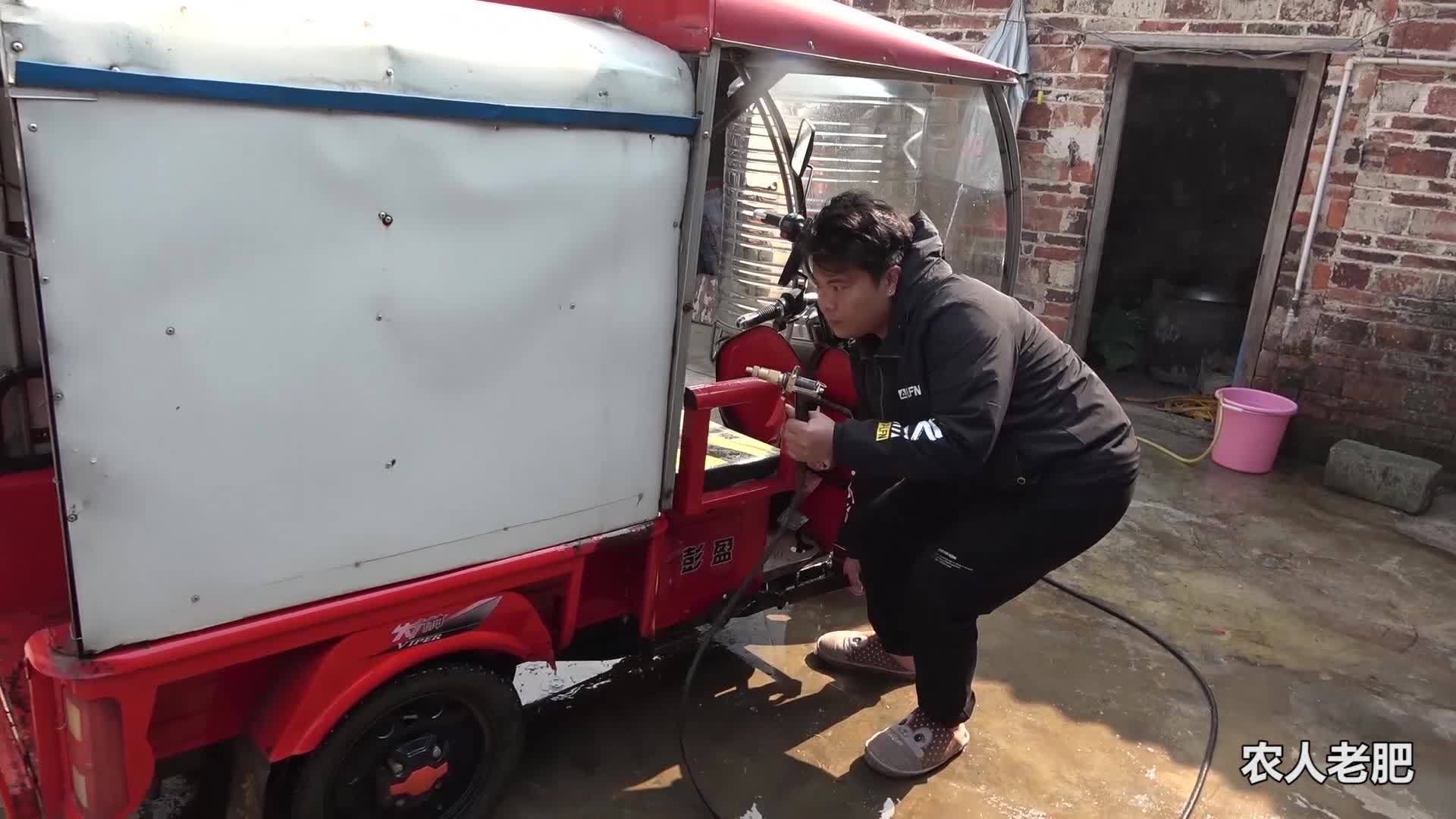 老肥看到妈妈心疼爱车掉漆了,老肥帮忙洗干净,重新给爱车上油漆