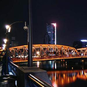 一个爱踢足球的铁杆 