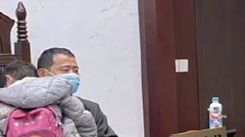 父母离婚庭审现场激烈争吵,3岁娃被吓哭,法官边调解边抱起安抚