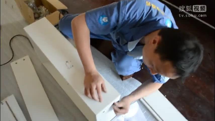 左右手衣柜安装师傅现场展示抽屉组装全过程