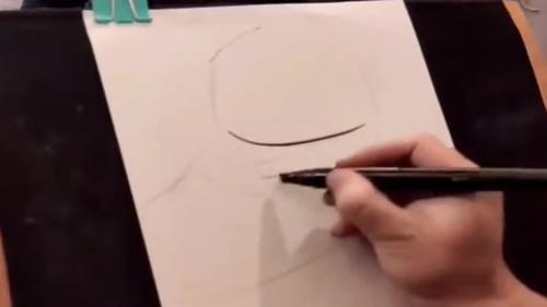 小伙本想画个漫画肖像,可看到成品的一刻,整个人都感觉不好了