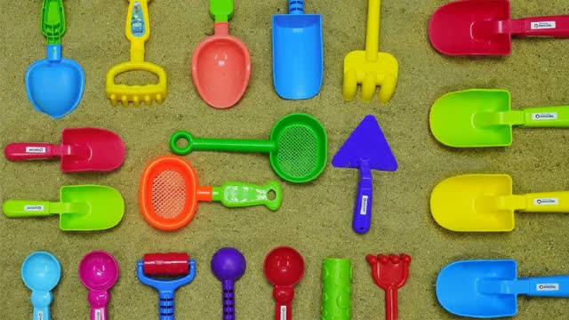 用彩色小工具在沙地制作动物和汽车模型