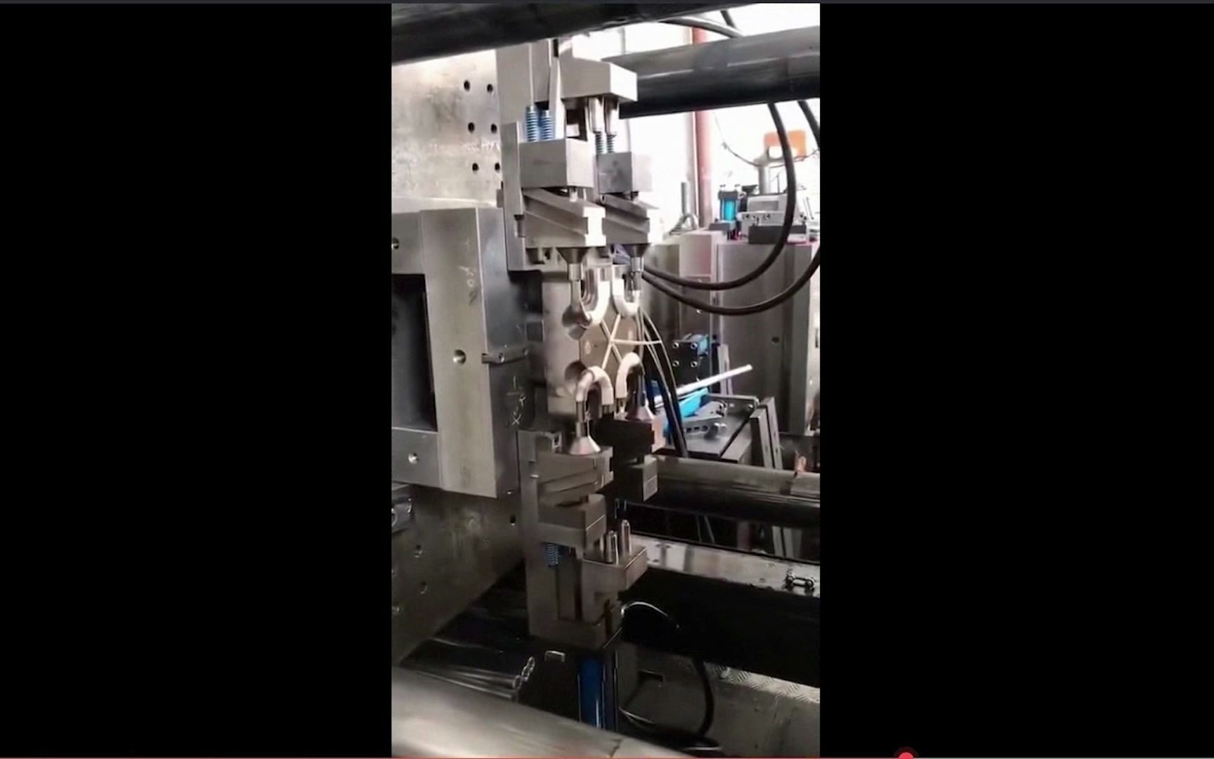 模具完美的设计制造,结构非常复杂,你们看懂了吗?