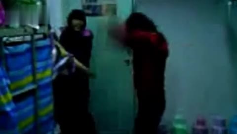 女生宿舍遭群殴,女人打架实拍;